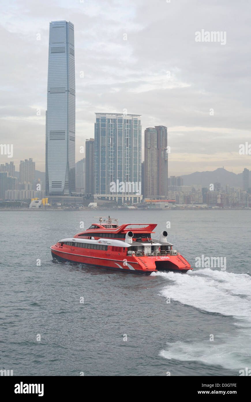 Jetfoil leaving Hong Kong Macau Ferry pier, Hong Kong Harbour Stock ...