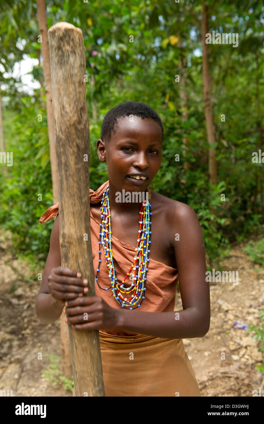 Kikuyu woman pounding maize, Ngomongo Village, Kenya Stock Photo - Alamy