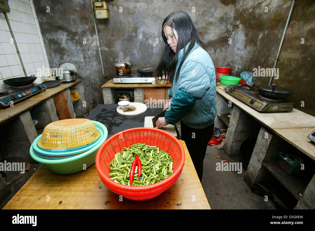 Female cooks china restaurant hi-res stock photography and images - Alamy