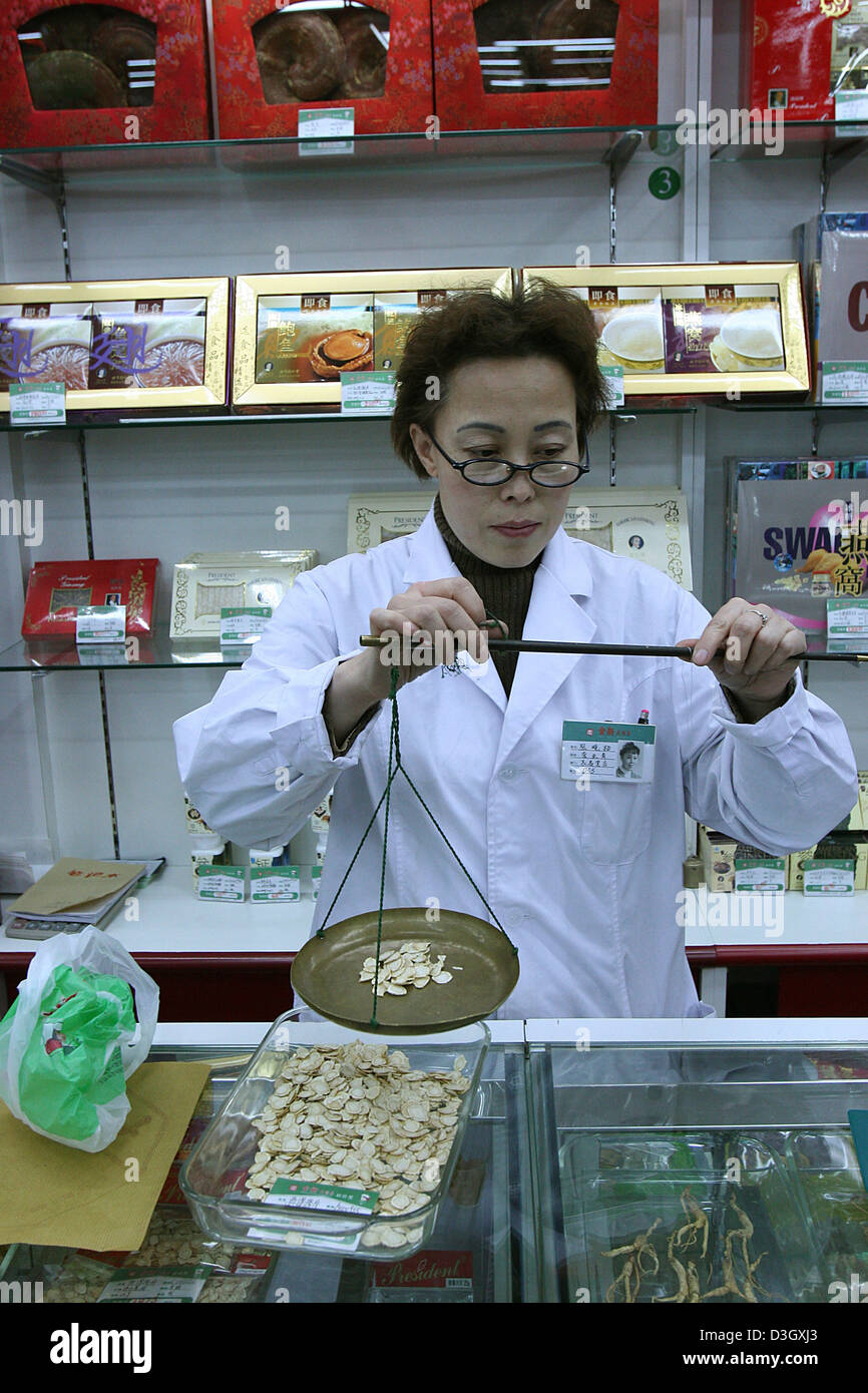 Traditional chinese weighing scales hi-res stock photography and images ...