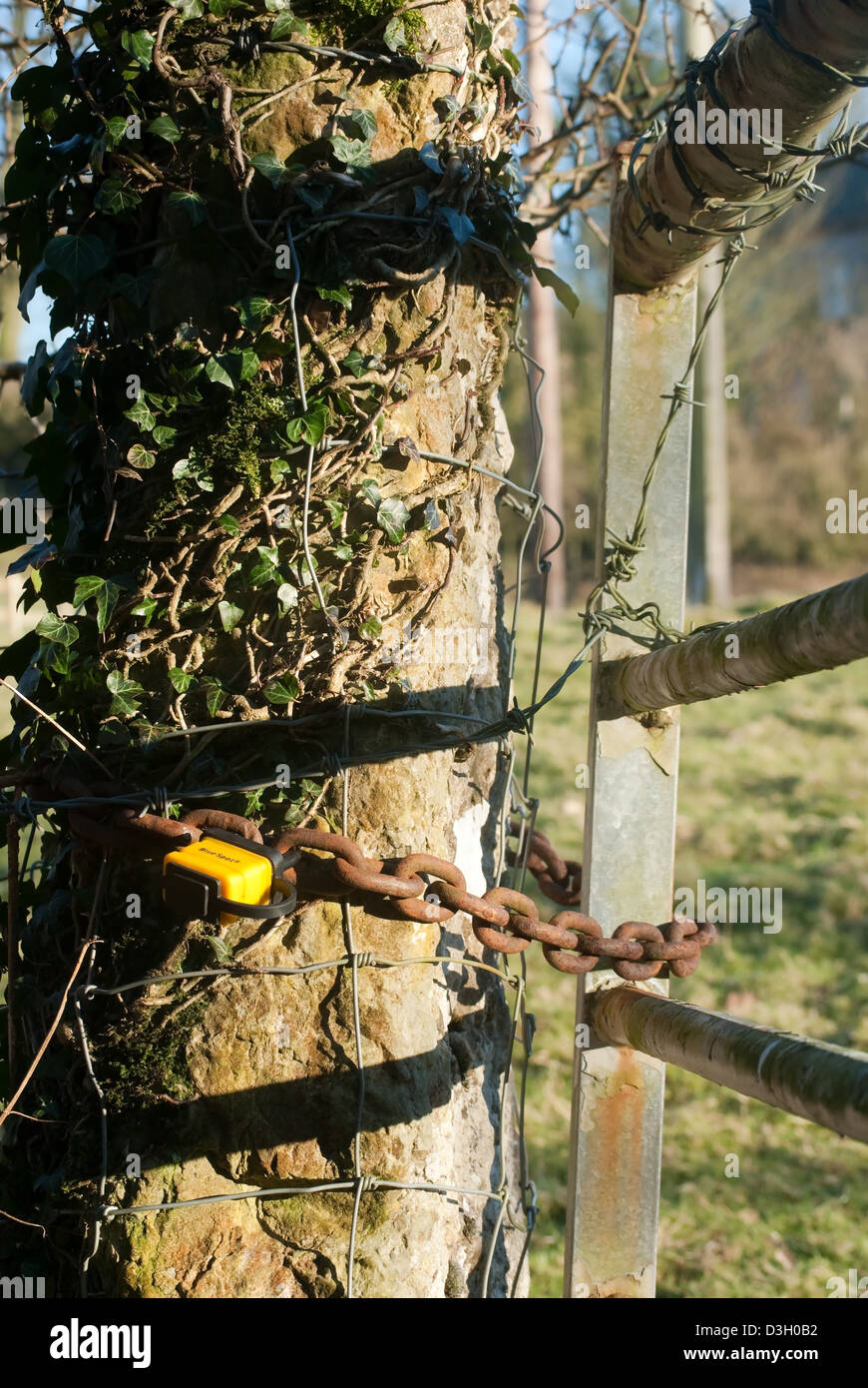 Gate latches hi-res stock photography and images - Alamy