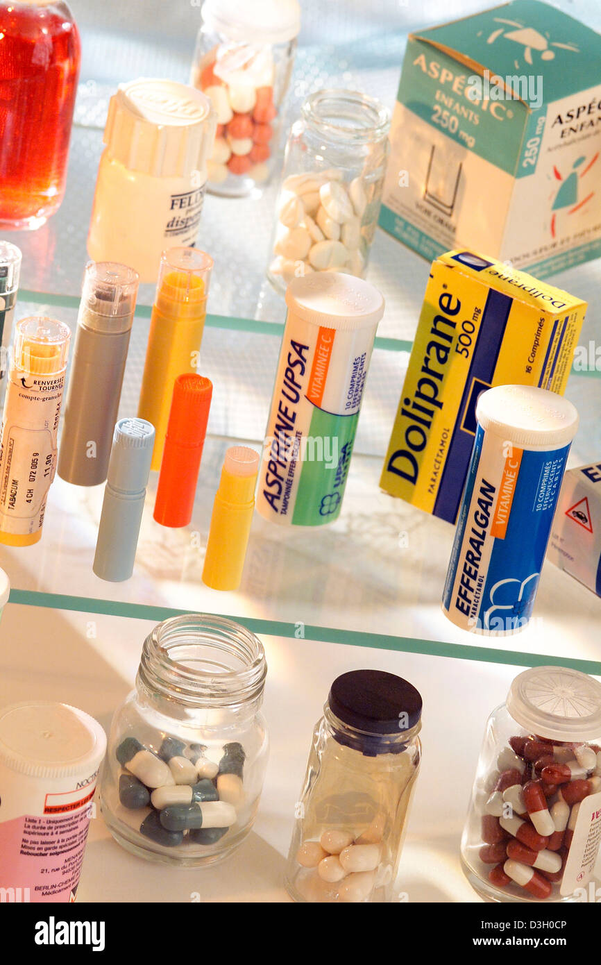 Drug cupboards hi-res stock photography and images - Alamy