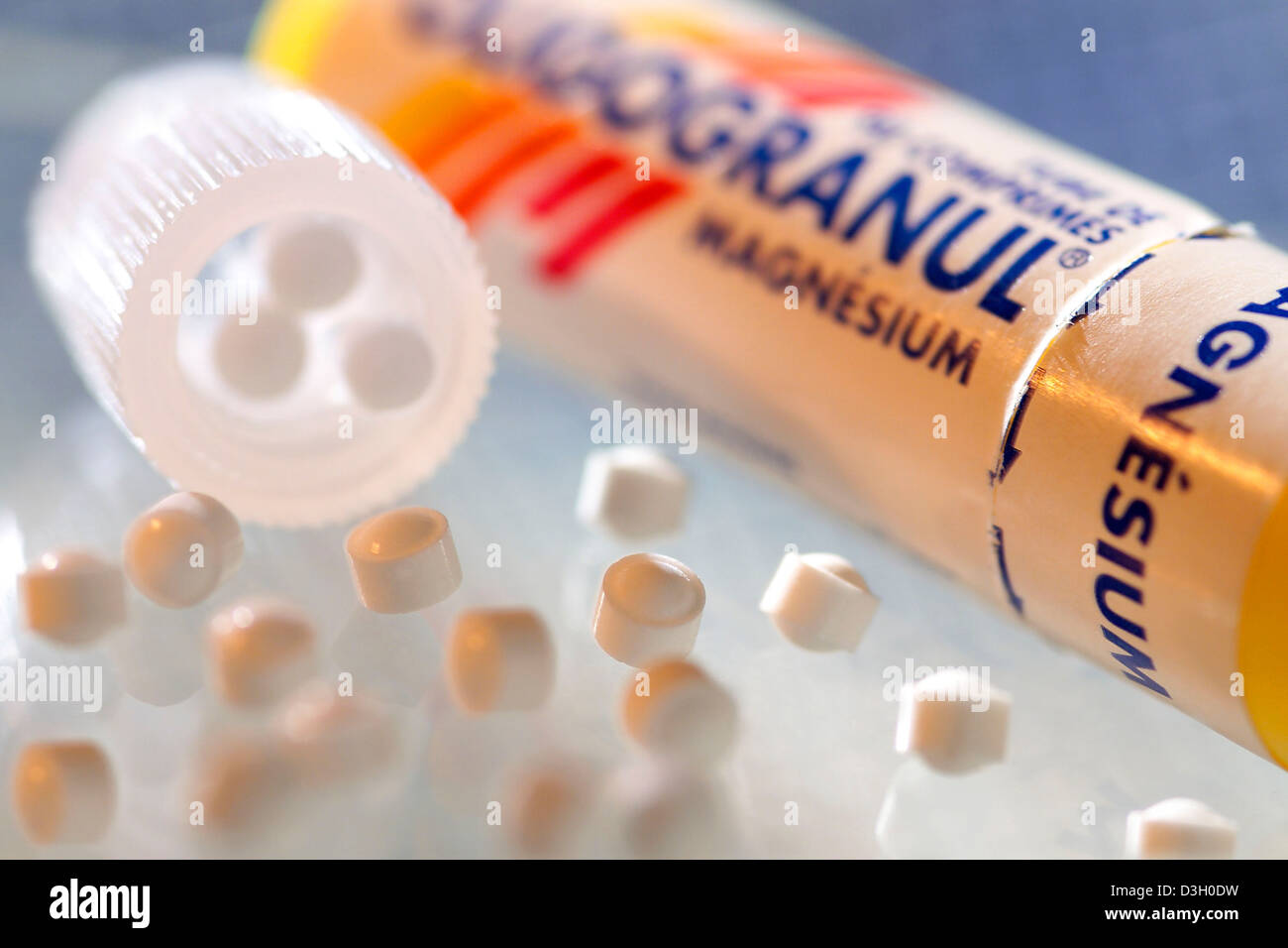 Magnesium granules hi-res stock photography and images - Alamy