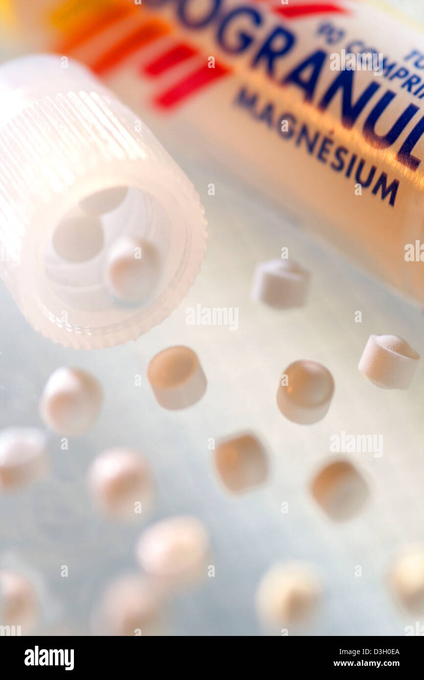 Magnesium granules hi-res stock photography and images - Alamy