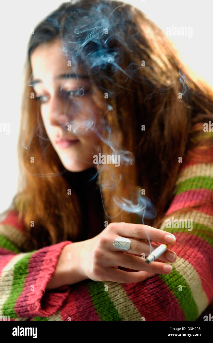 12 year old girl smoking hi-res stock photography and images - Alamy