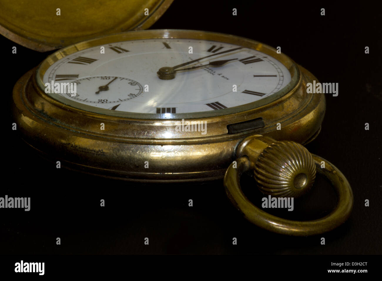 Gold pocket watch time hi-res stock photography and images - Alamy