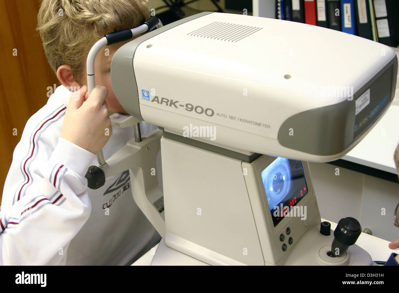 Child having eye test hi-res stock photography and images - Alamy