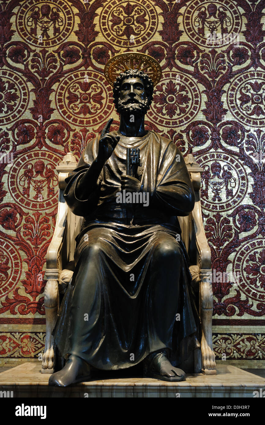 The statue of St Peter in St Peter's Church / Cathedral in Rome Stock ...