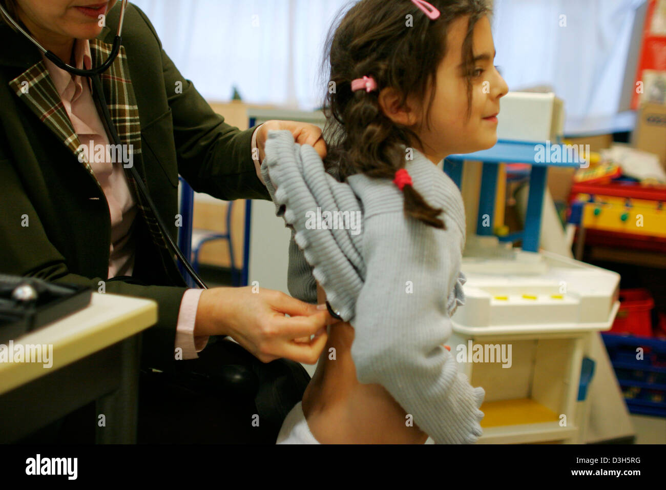 Girls medical exam school hi-res stock photography and images - Alamy