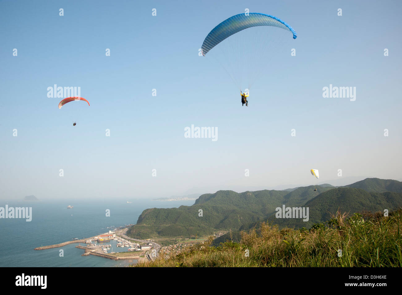 Paragliding above Taiwan's northern sea coast Stock Photo - Alamy