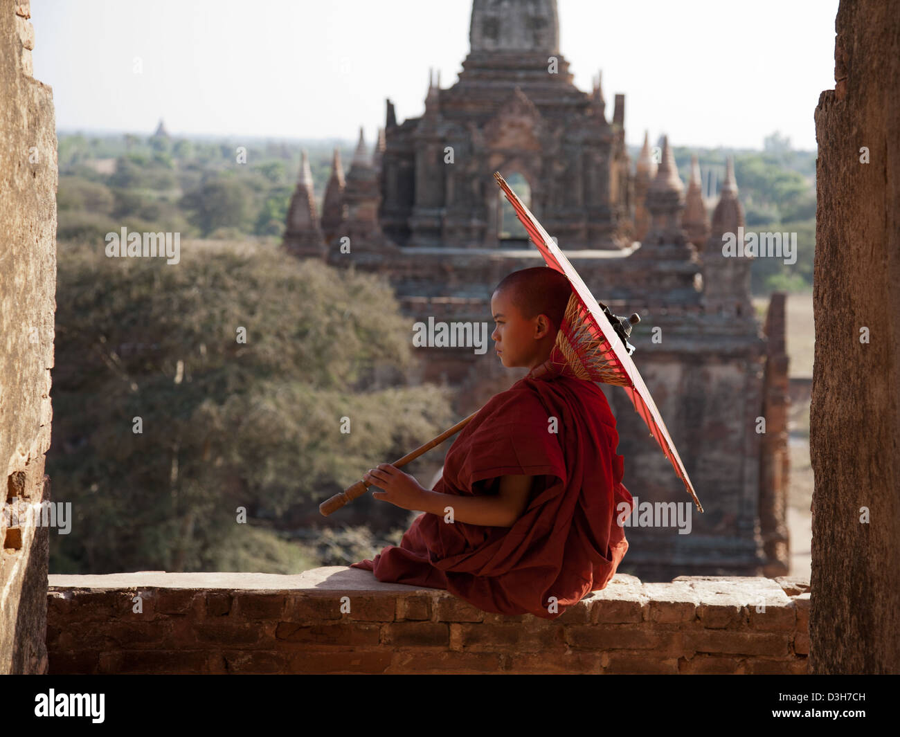 Novice monk by temple hi-res stock photography and images - Alamy