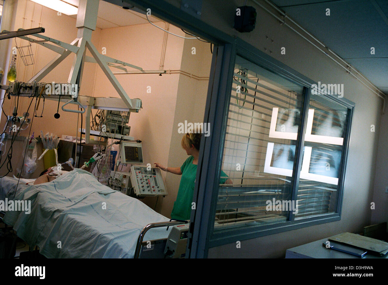 Assisted breathing device hi-res stock photography and images - Alamy