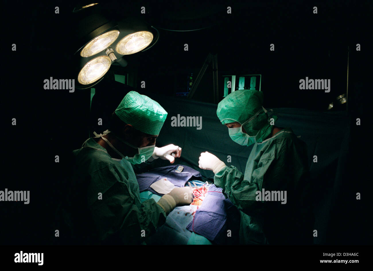 Hospital blood surgery surgeons theatre hi-res stock photography and ...