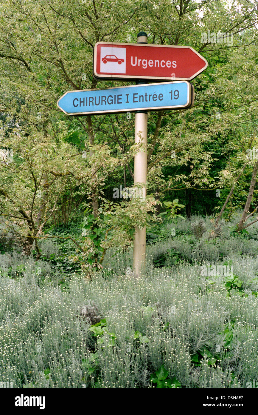 EMERGENCY WARD SIGNPOST Stock Photo - Alamy