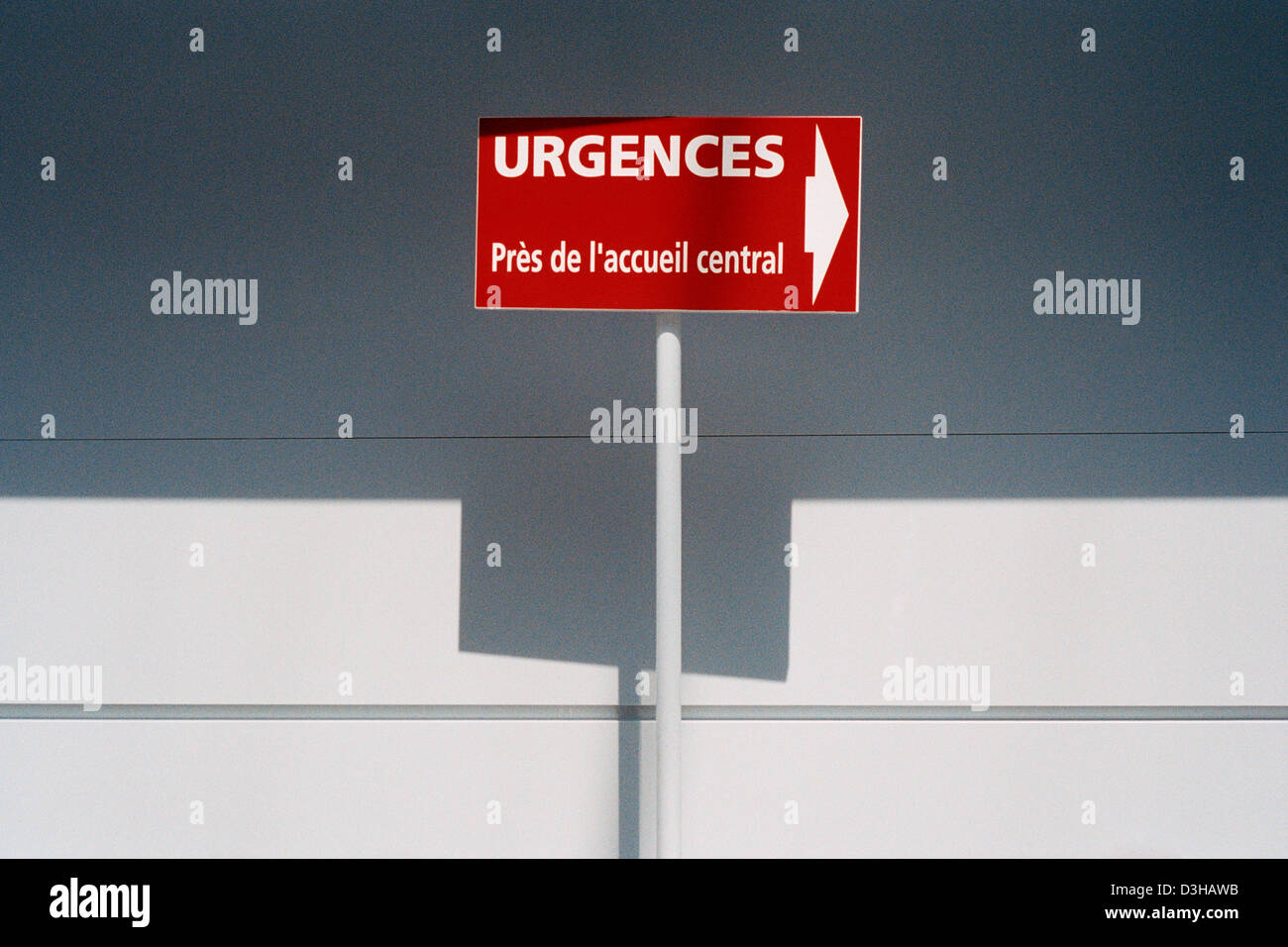 EMERGENCY WARD SIGNPOST Stock Photo - Alamy