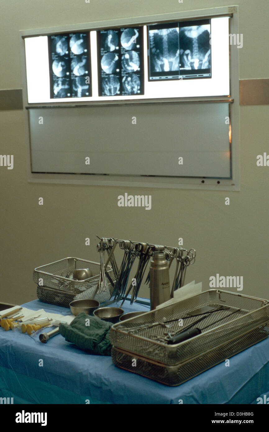 Photos of surgical instruments hi-res stock photography and images - Alamy