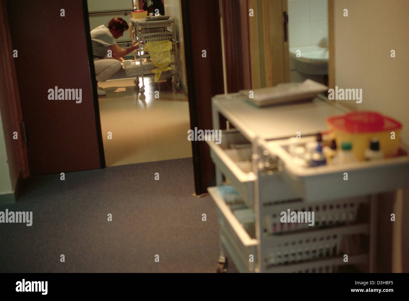 NURSE DISPENSING DRUGS Stock Photo - Alamy