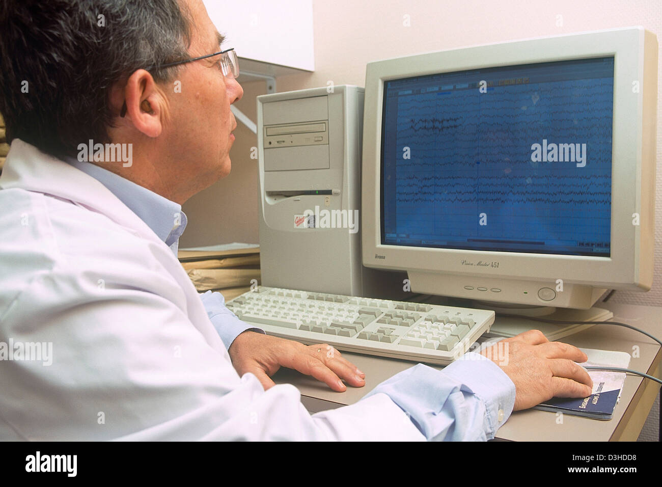 Eeg trace hi-res stock photography and images - Alamy