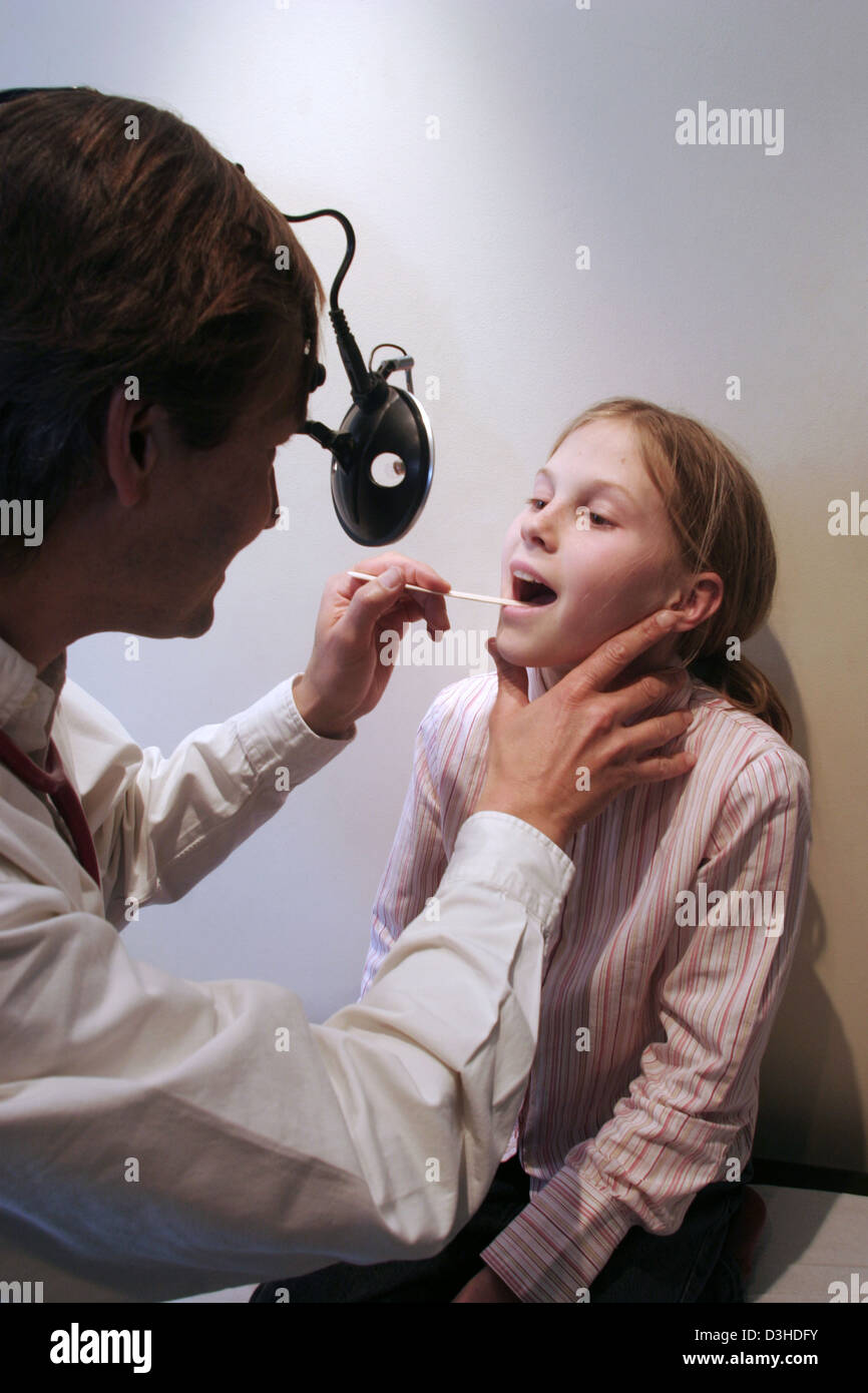 Throat swab child hi-res stock photography and images - Alamy