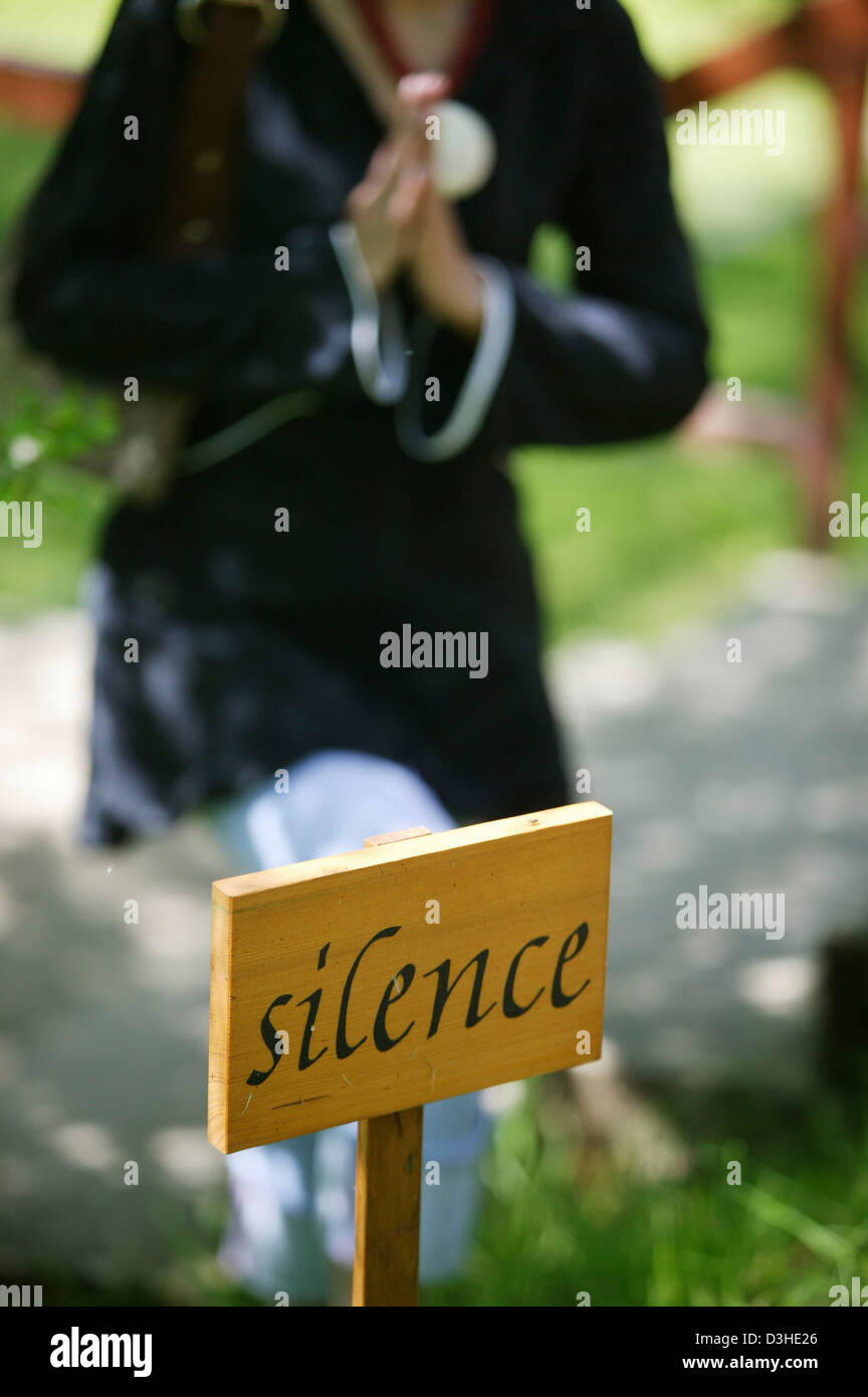 Signalling signposting hi-res stock photography and images - Alamy