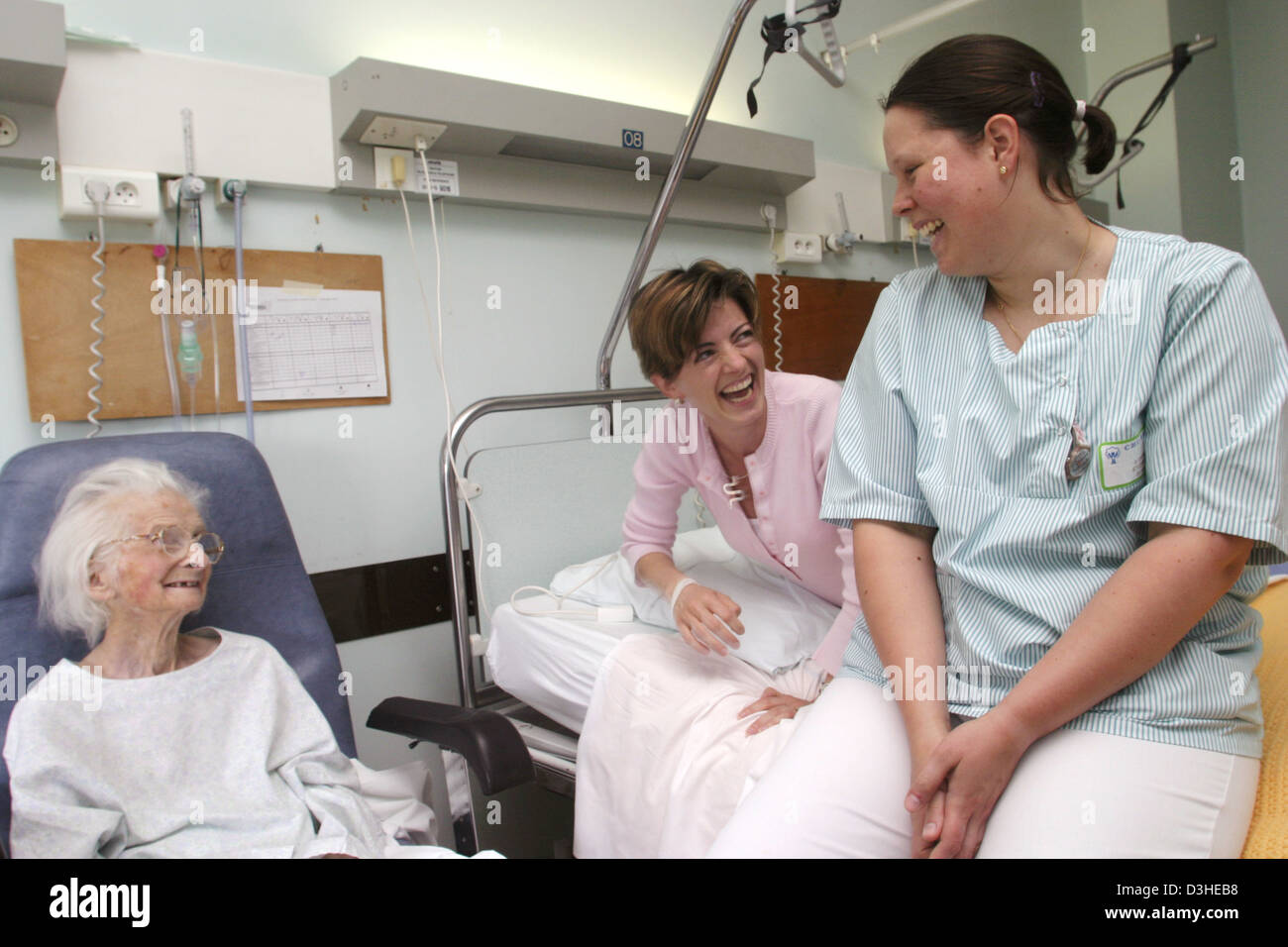 ELDERLY HOSP. PATIENT WITH NURSE Stock Photo - Alamy