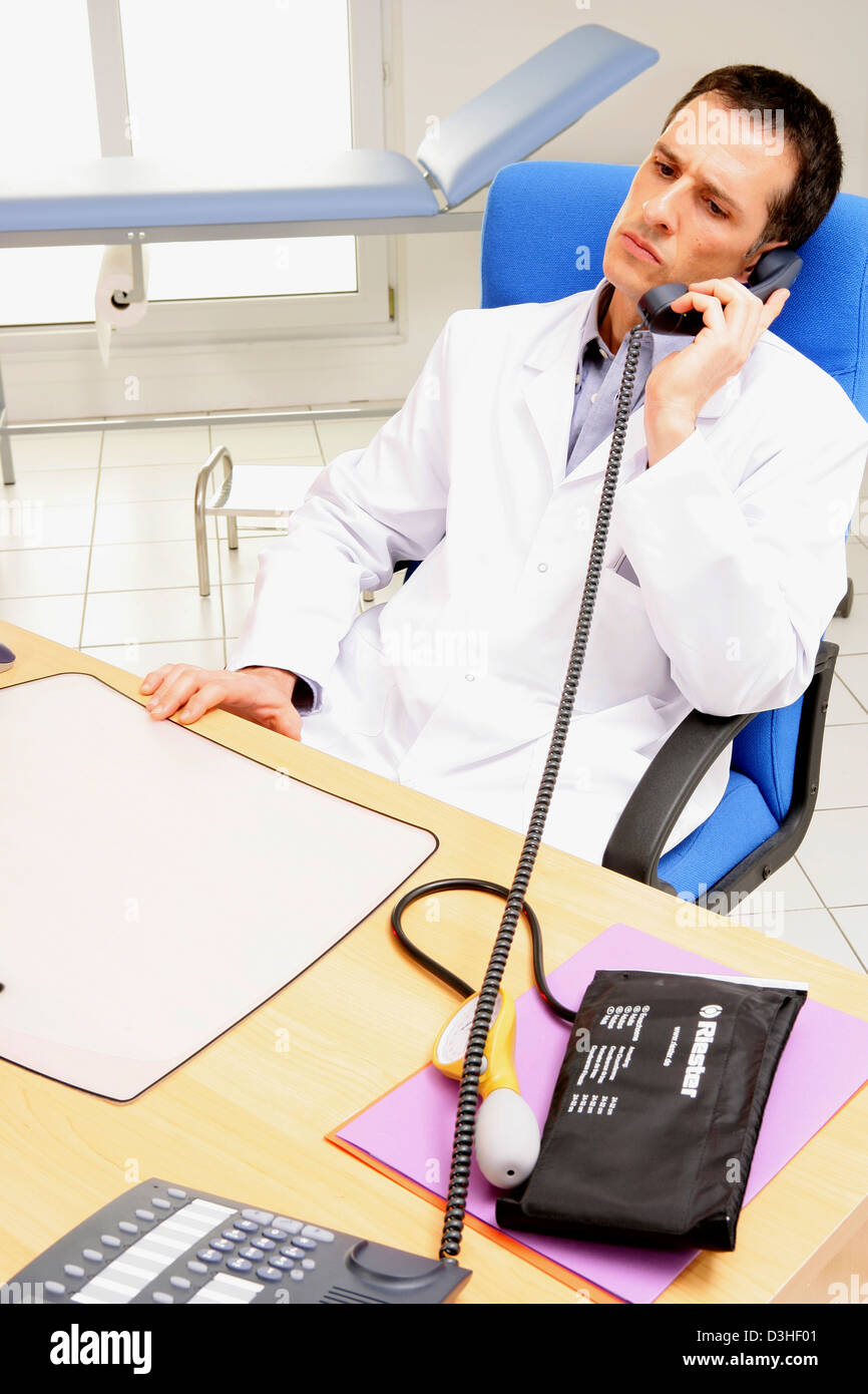 DOCTOR IN HOSPITAL Stock Photo - Alamy