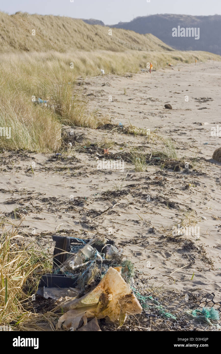 Rubbish at the beach hi-res stock photography and images - Alamy