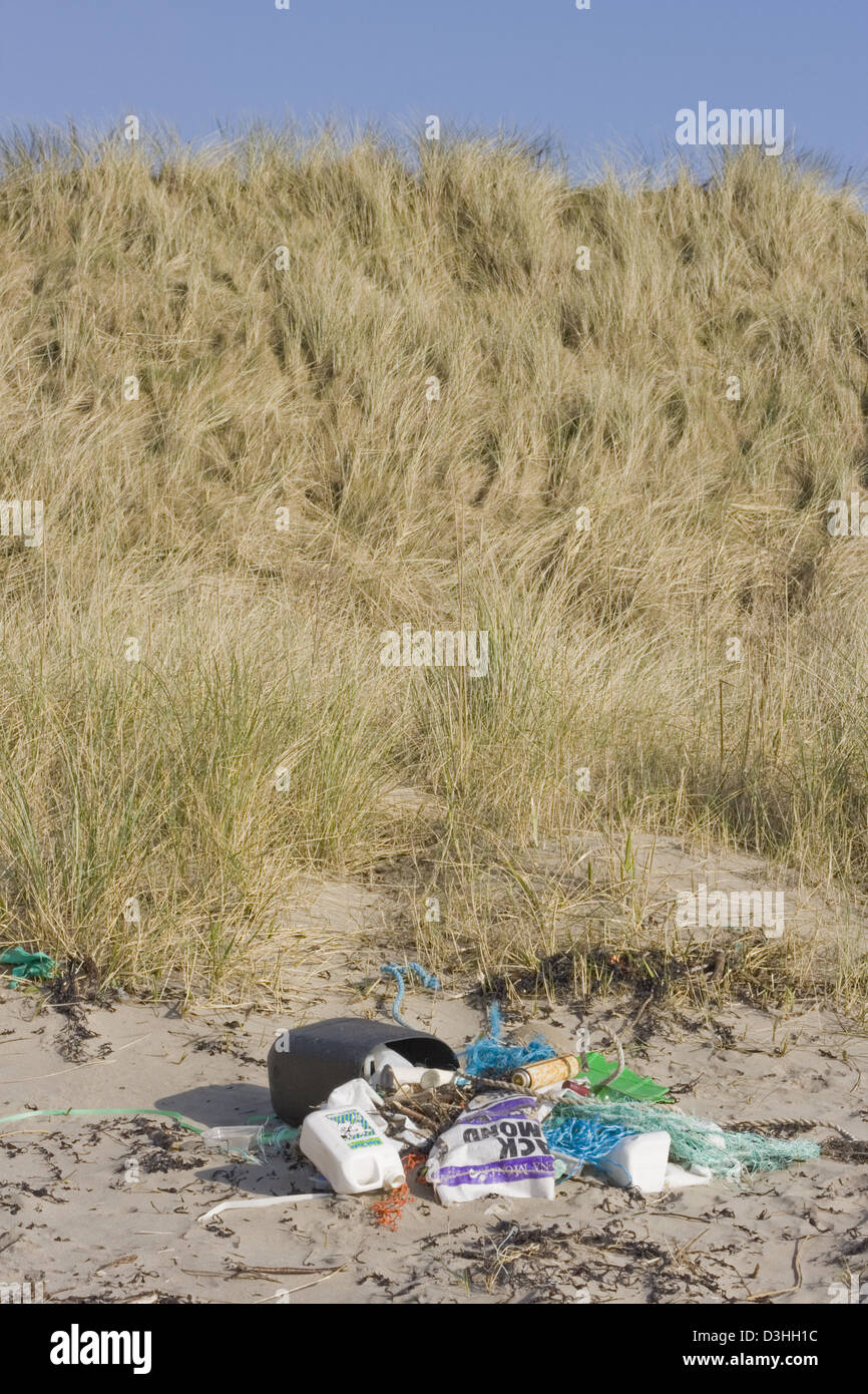 Rubbish at the beach hi-res stock photography and images - Alamy