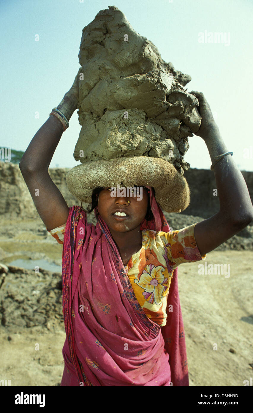 Child labour india brick hi-res stock photography and images - Alamy