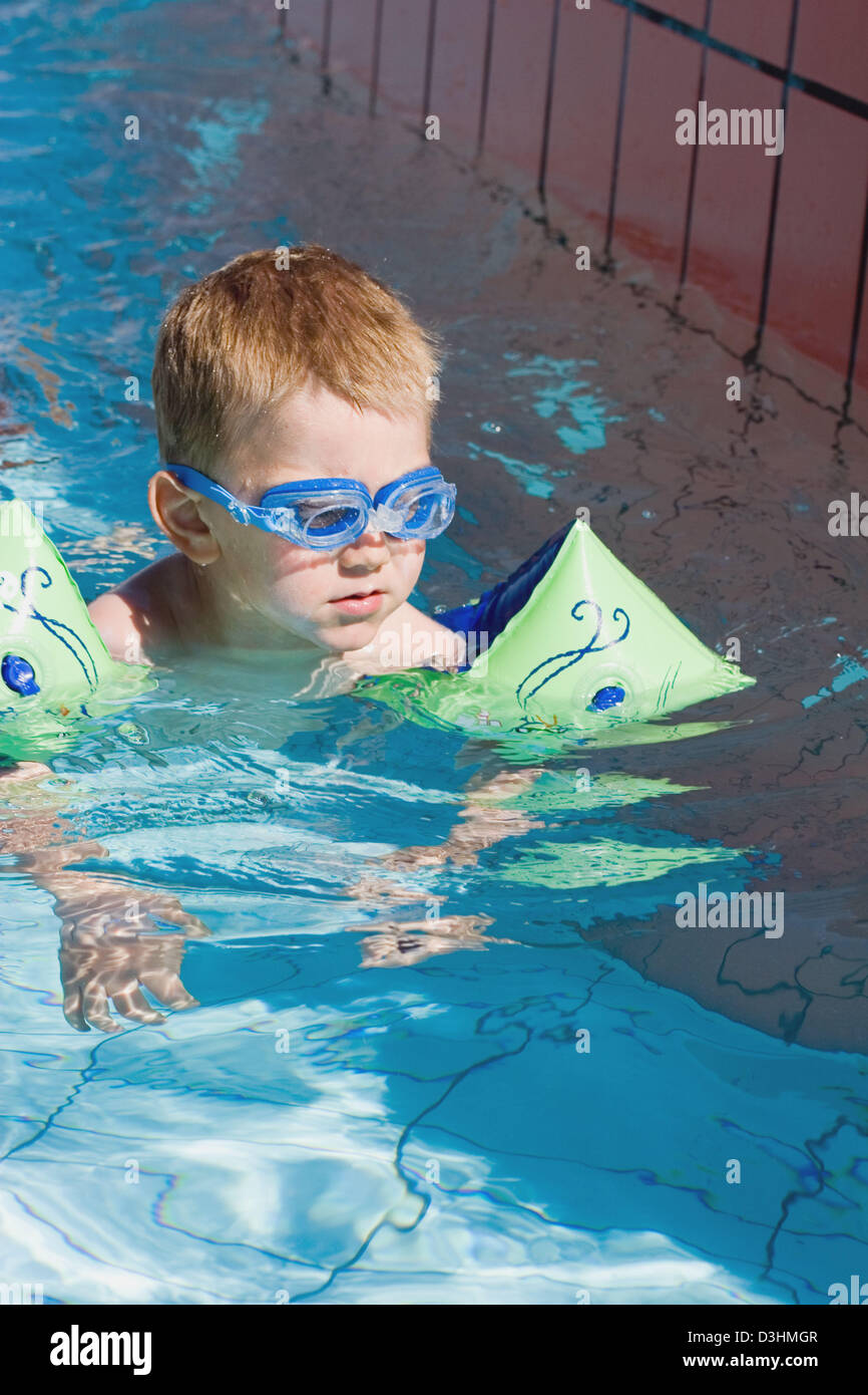 5 year old swimming in pool hi-res stock photography and images - Alamy