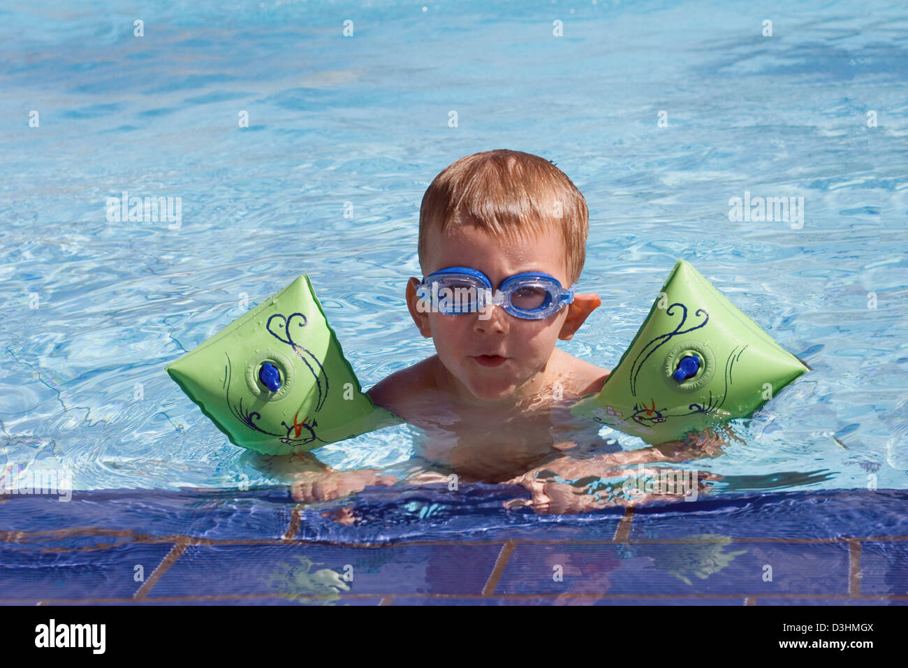 5 year old swimming in pool hi-res stock photography and images - Alamy