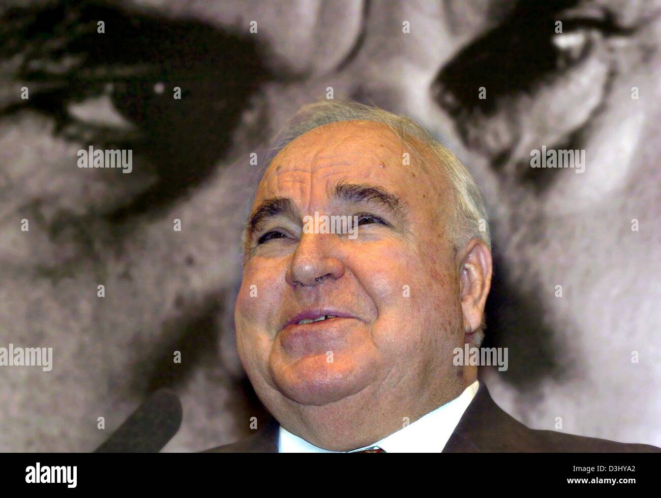 (dpa) - Former German Chancellor Helmut Kohl smiles during the ...
