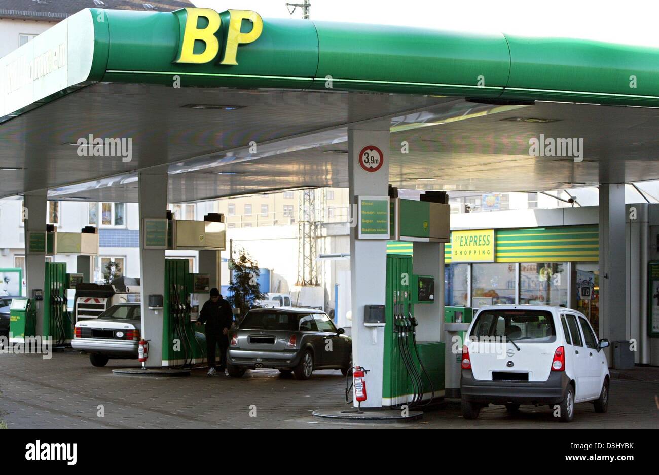 General view petrol station in hi-res stock photography and images - Alamy