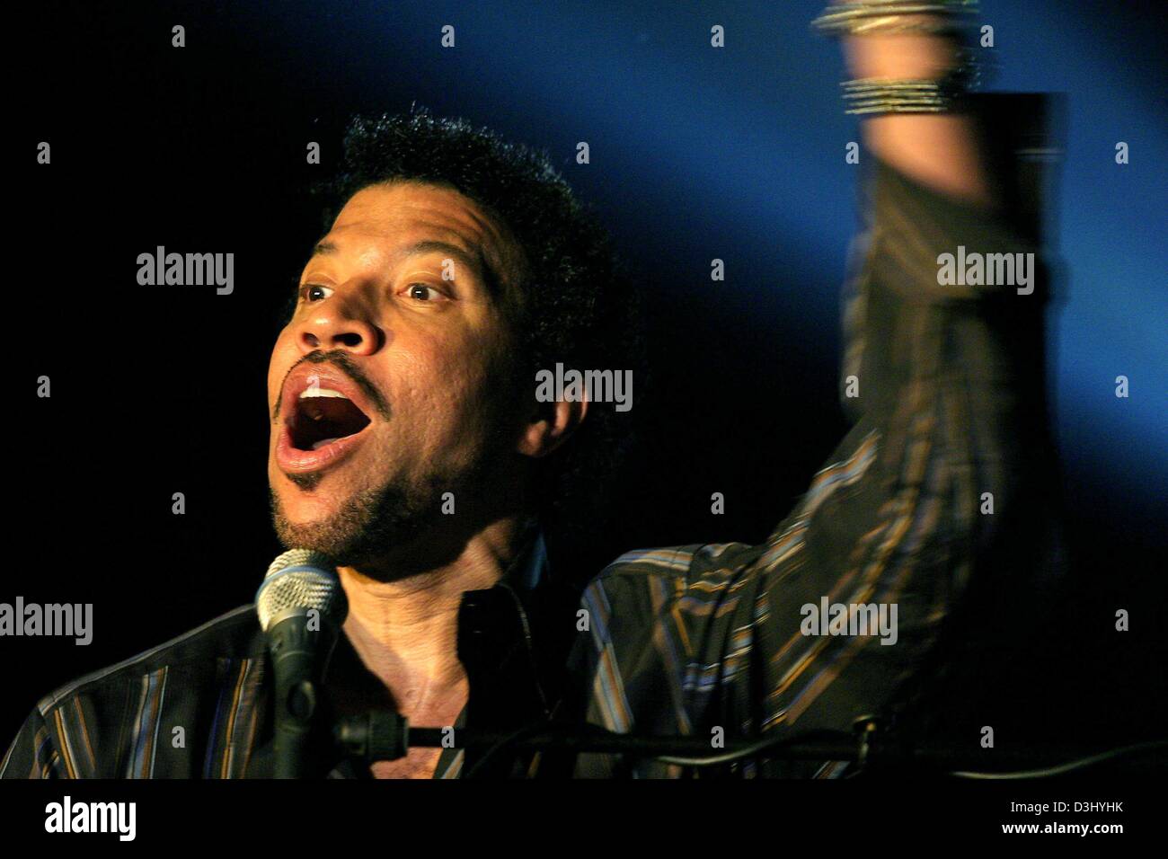 (dpa) - US singer Lionel Richie performs during a small private concert ...
