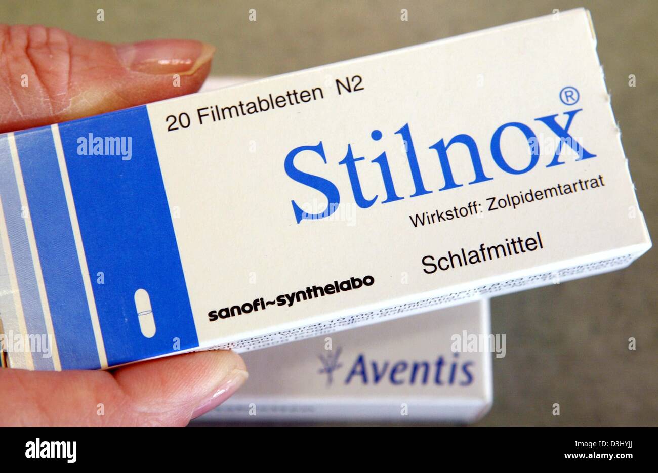 (dpa) - A pharmacist reaches for a package of pills of French drugmaker ...