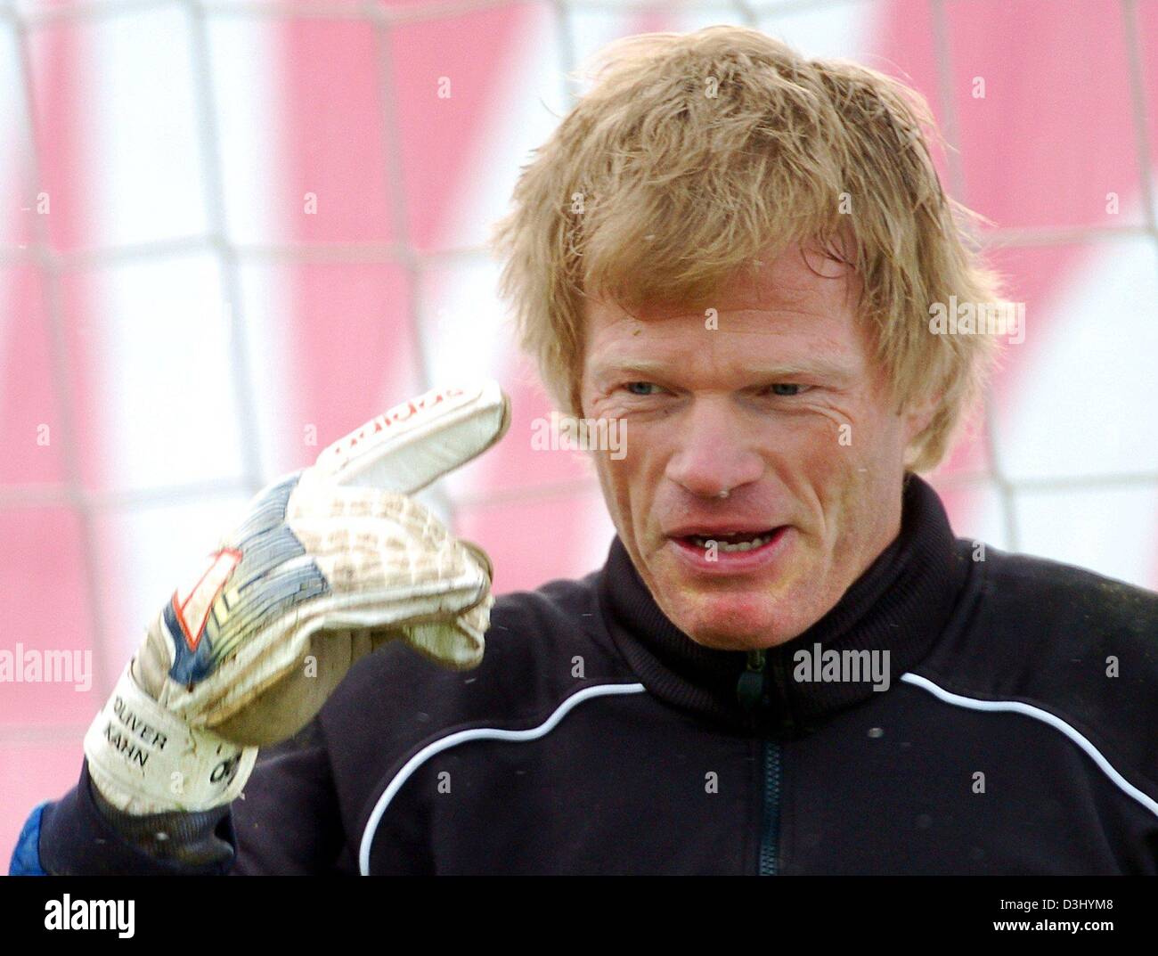 (dpa) - Oliver Kahn, goalkeeper and team captain of the German soccer ...