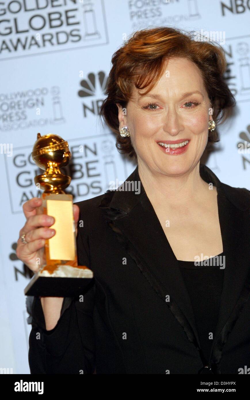 (dpa) - US actress Meryl Streep proudly shows her trophy after the ...