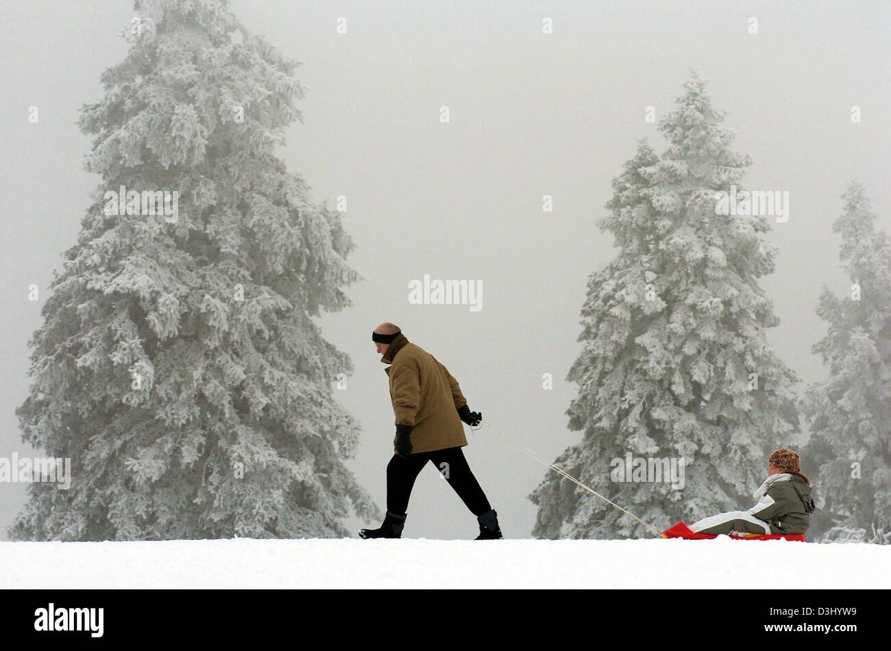 Pulls the sleigh hi-res stock photography and images - Alamy