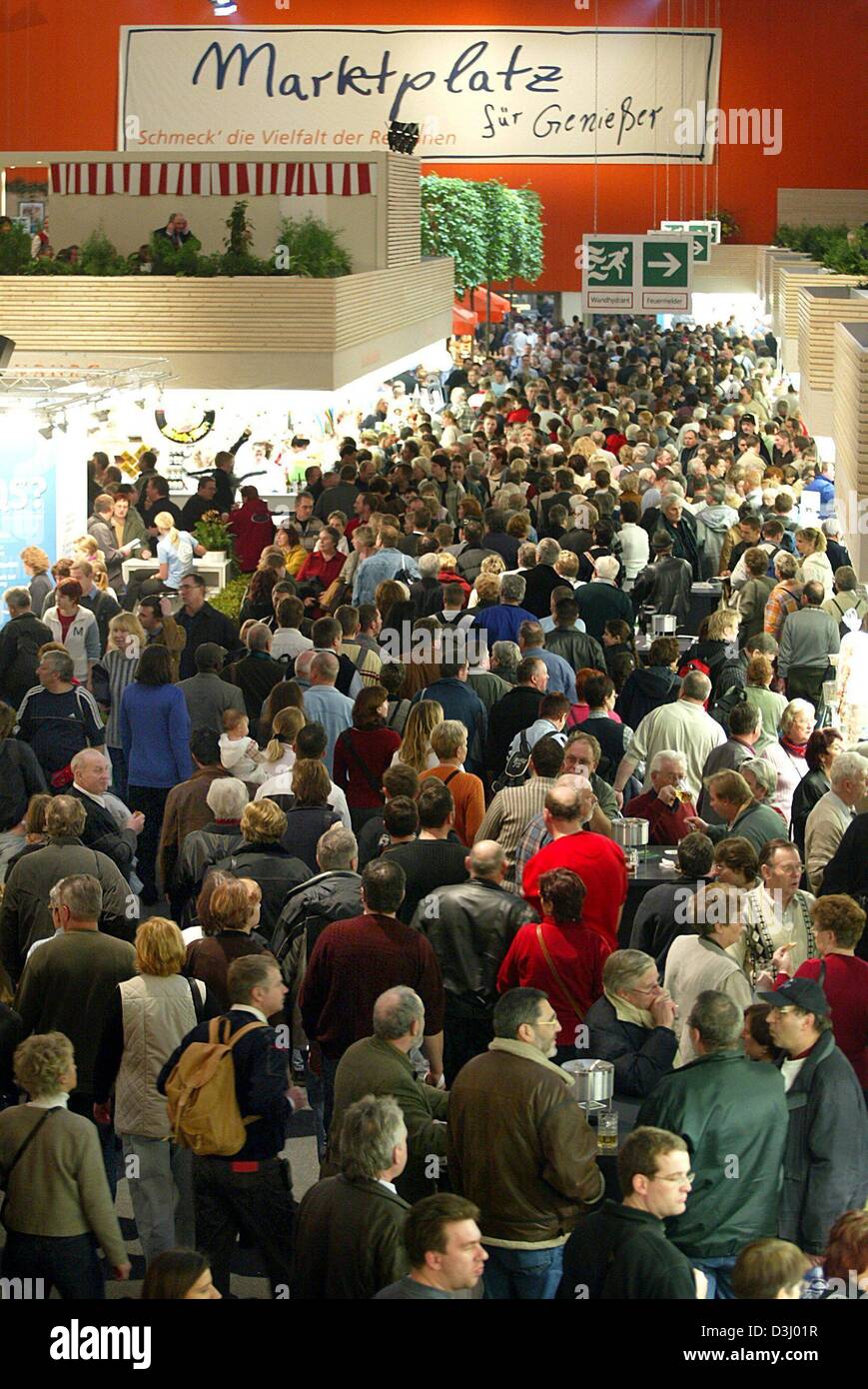 (dpa) - Visitors crowd in the aisles between the market stands in a ...