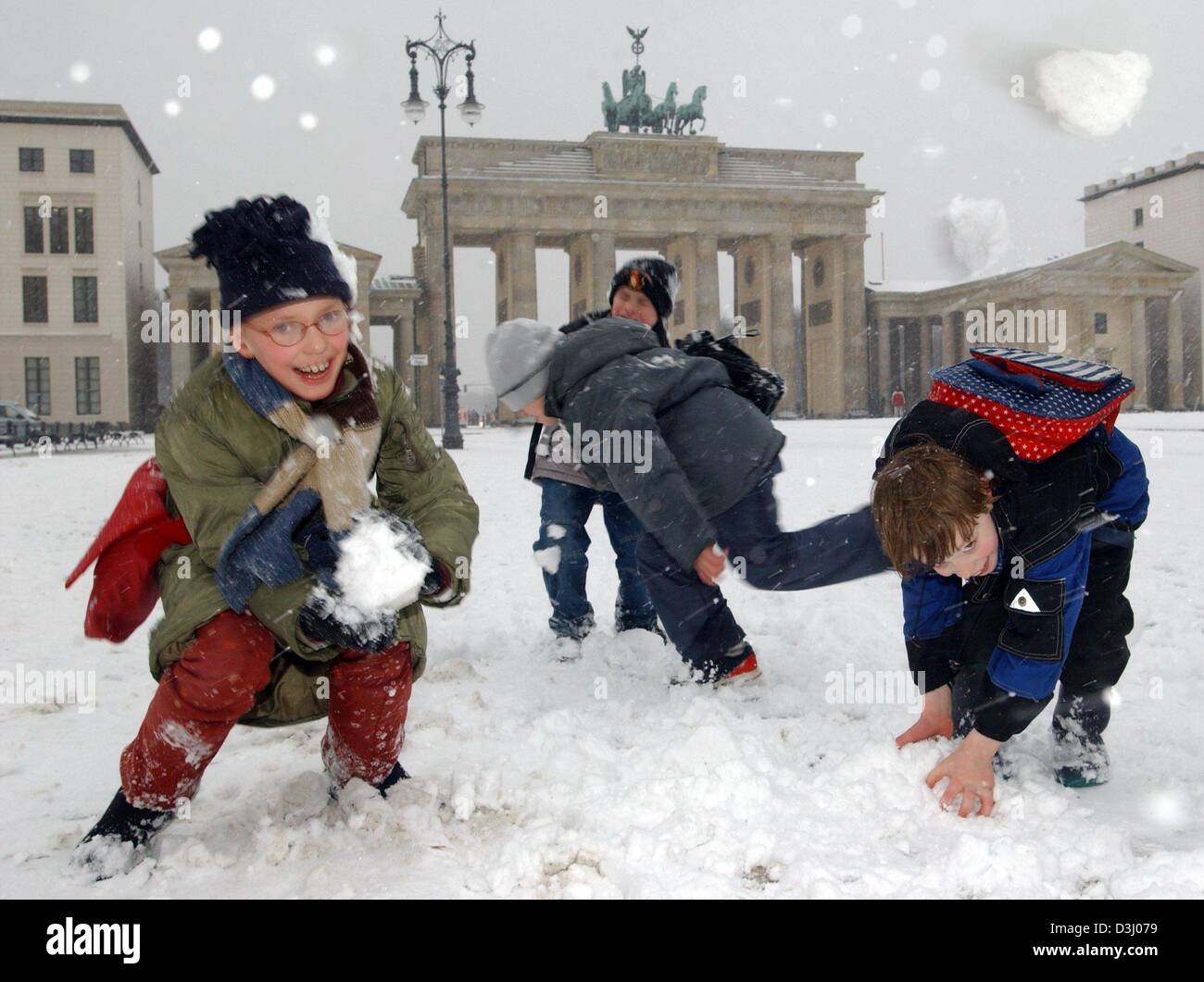 (dpa) - Children have fun during a snowball fight in front of the ...