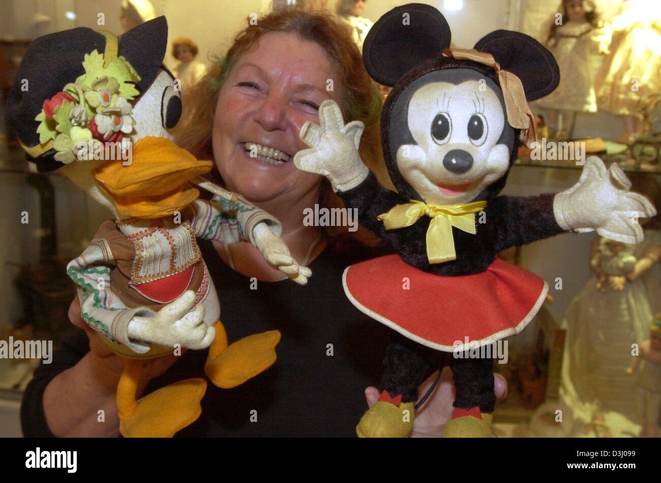 (dpa) - Karin Ernst smiles as she holds up puppet versions of Donald ...