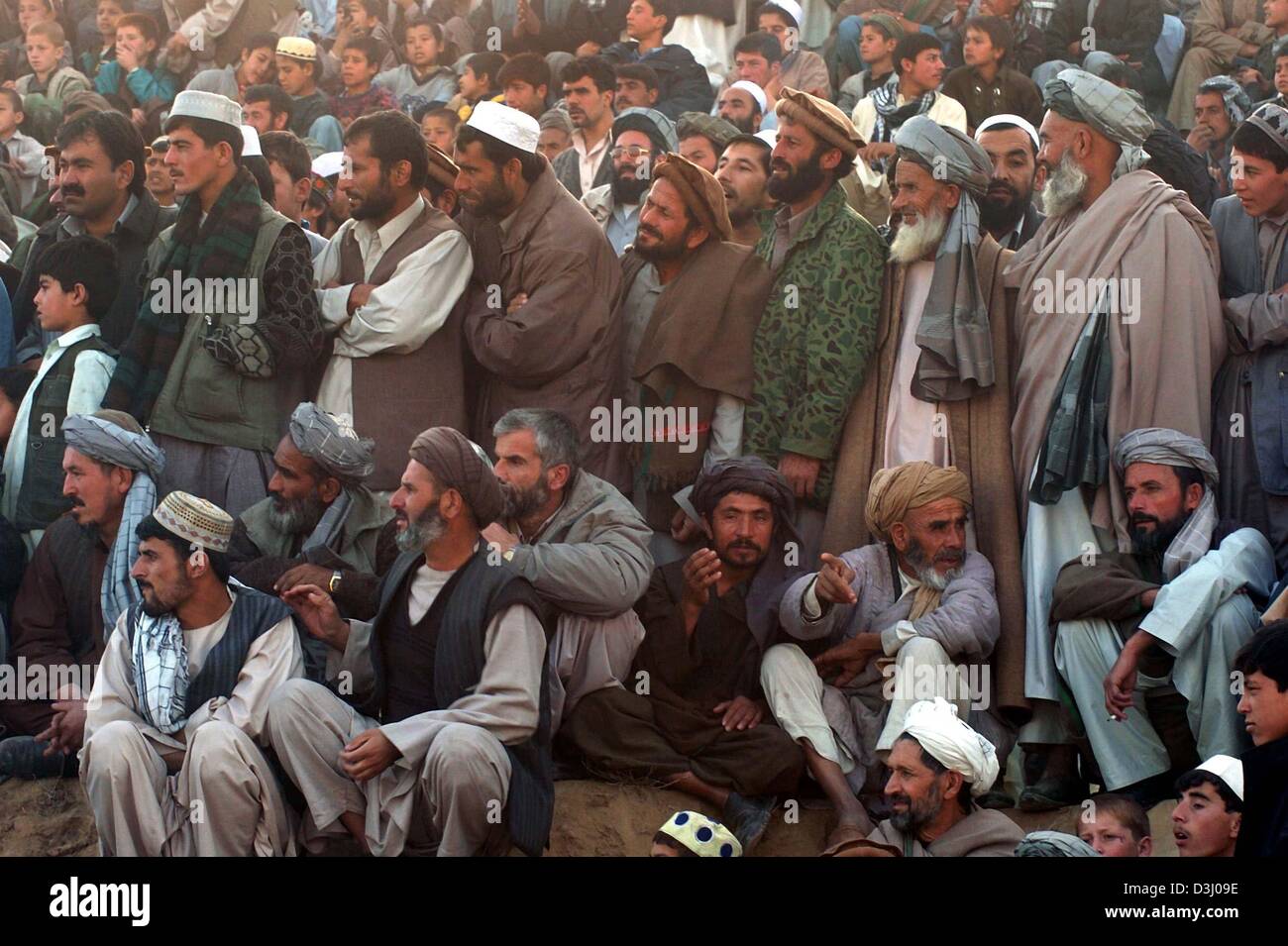 (dpa) - Afghan men watch a traditional Buzkashi game in Kundus ...