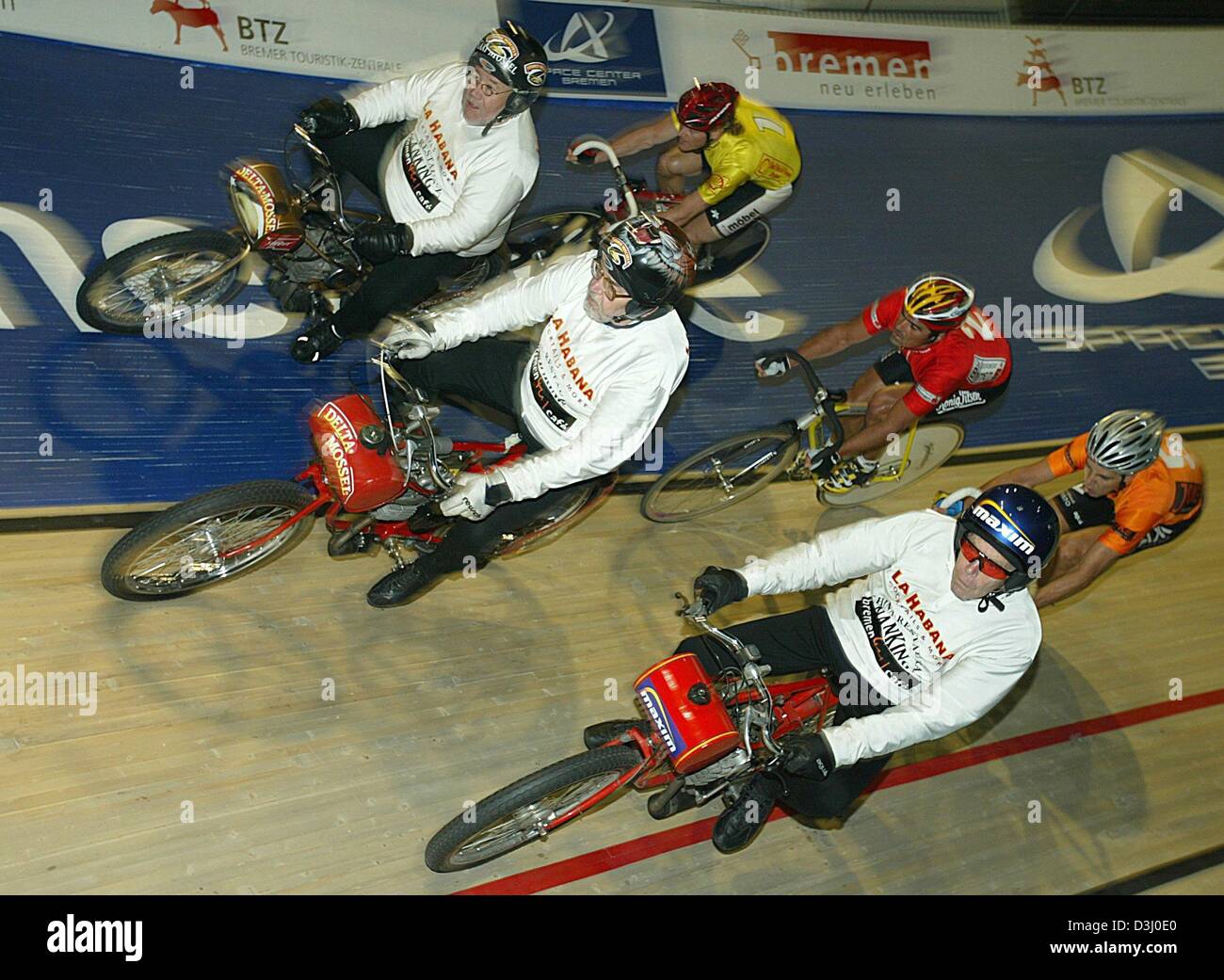 (dpa) - (Background from L:) Swiss cyclist Bruno Risi, Germany cyclist ...