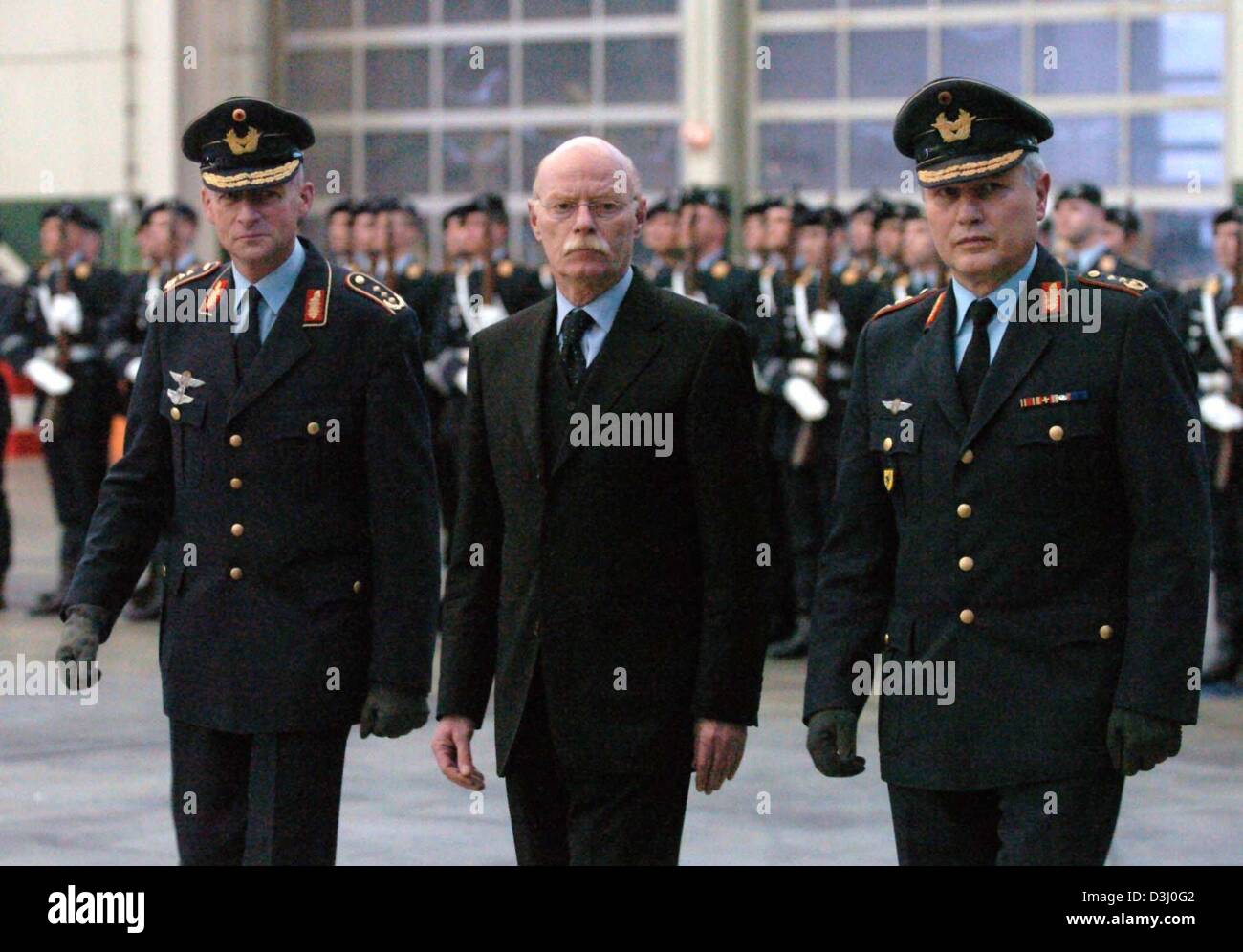 (dpa) - German Defence Minister Peter Struck (C), Gerhard Back (R), the ...