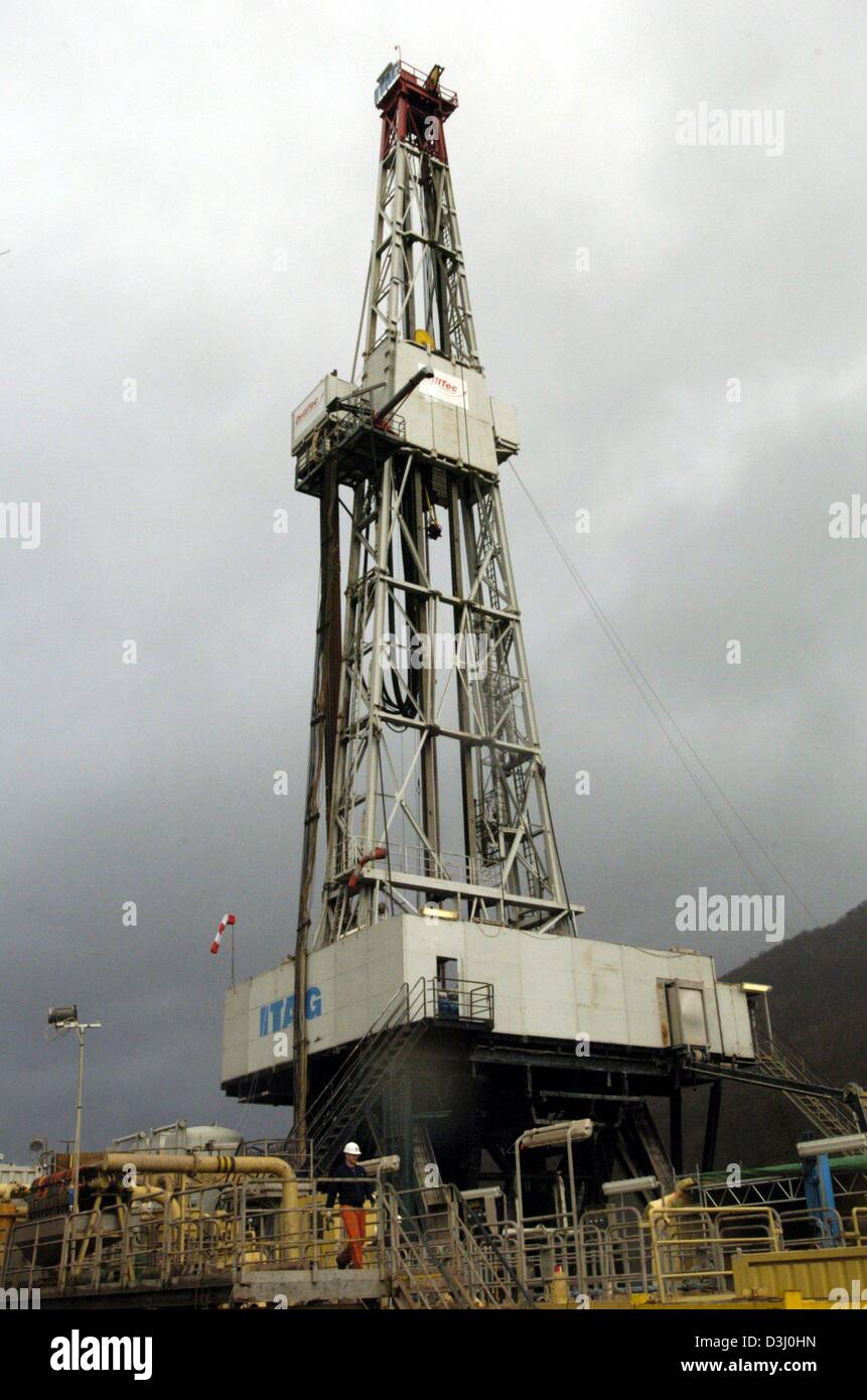 (dpa) - With a 57 m high drilling derrick a 4000 m deep hole is drilled ...