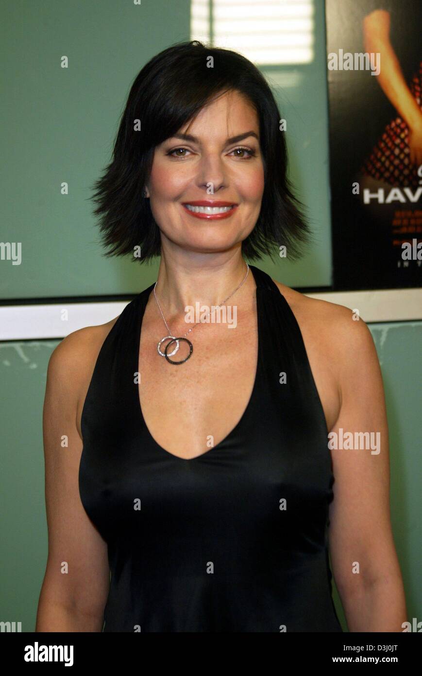 (dpa) - US actress Sela Ward miles on his arrival to the premiere of ...