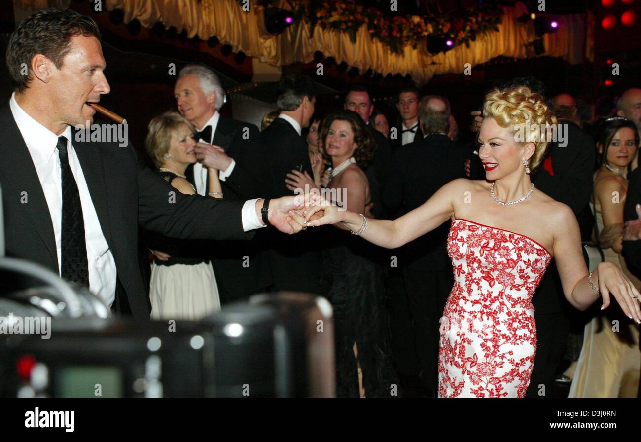 (dpa) - German actor Ralph Moeller ('Gladiator') and Shawne Borer ...