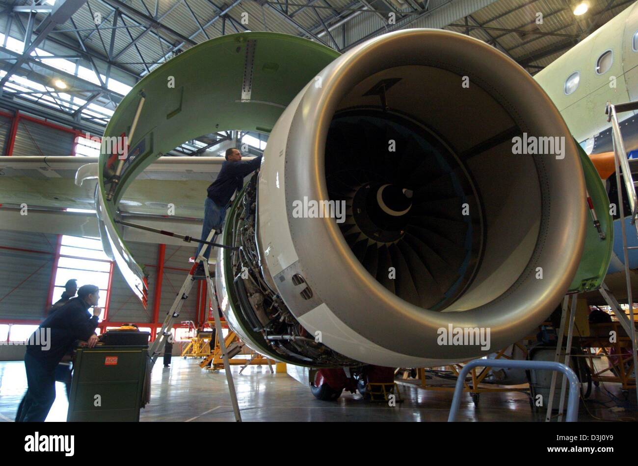 Airbus a318 engine hi-res stock photography and images - Alamy