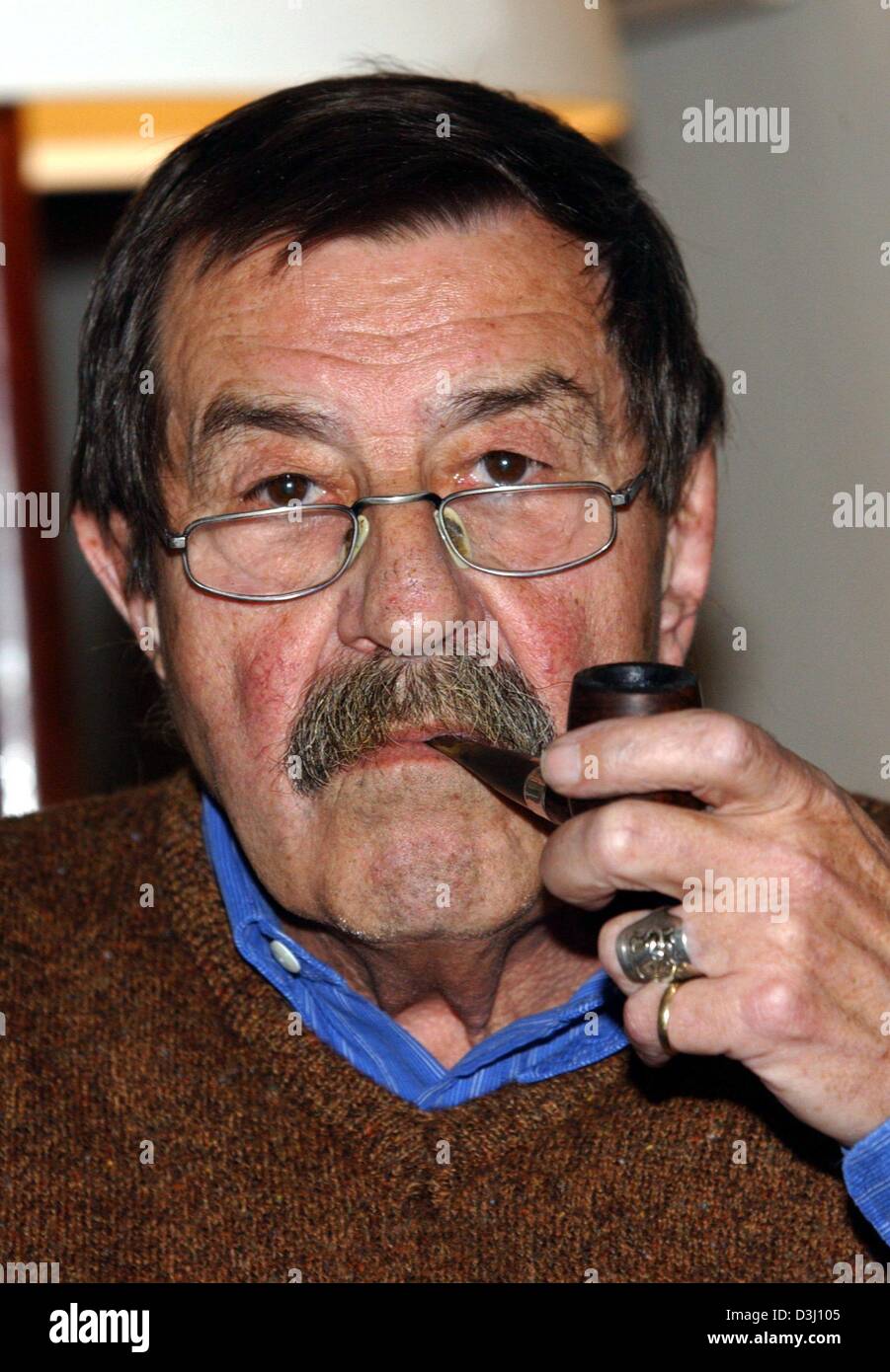 (dpa) - German author Guenter Grass smokes in his study in Luebeck ...