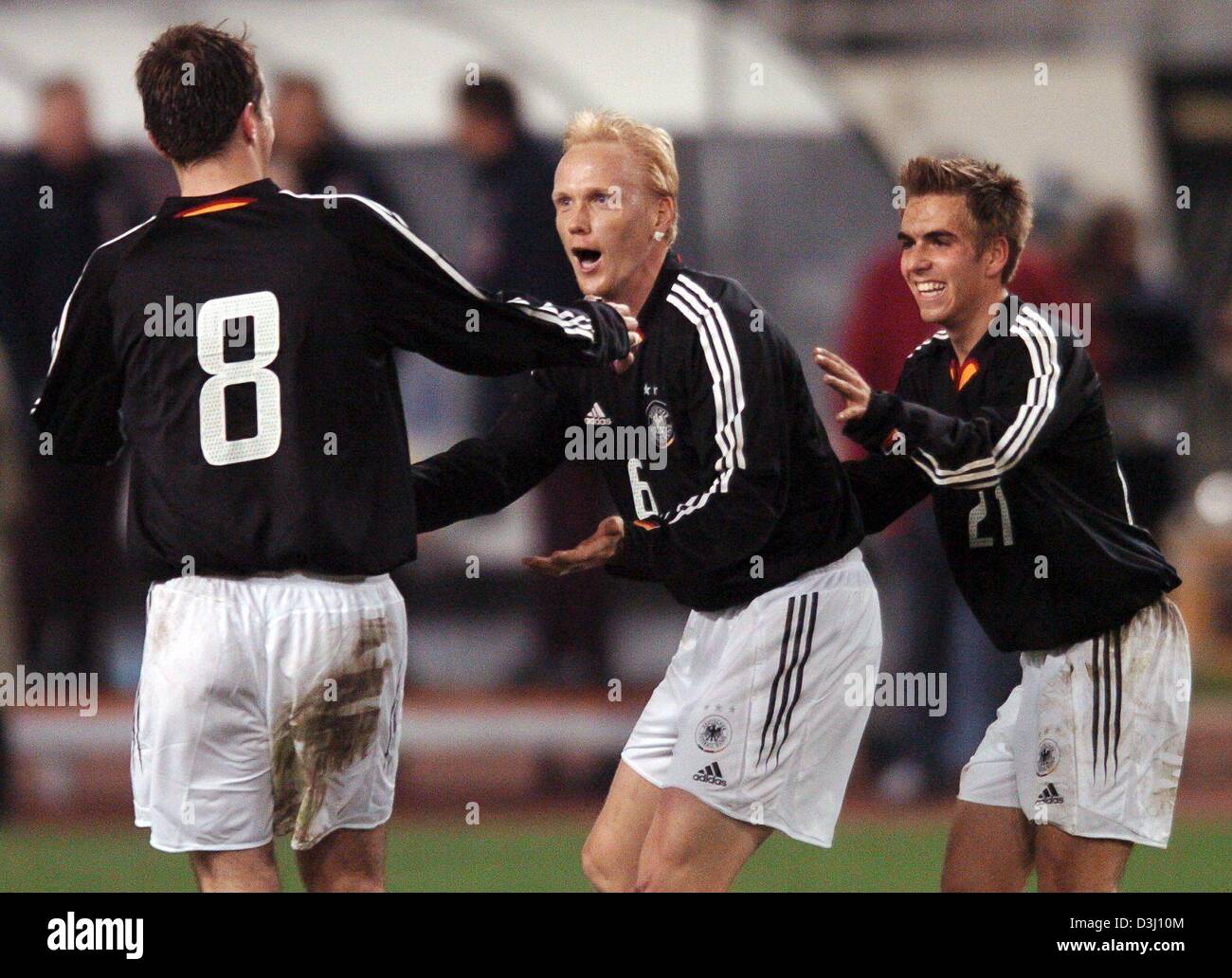 (dpa) The German midfielder Carsten Ramelow (middle) is jubilating ...